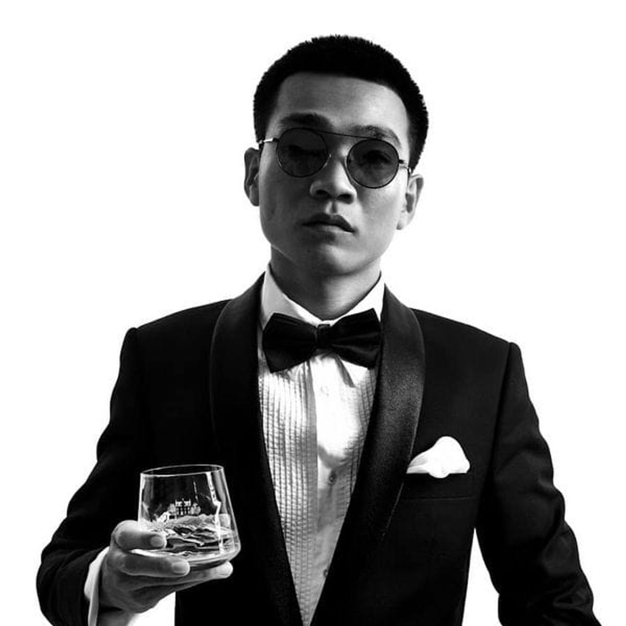 Rapper Wowy dùng máu vẽ tranh chân dung chính mình, bán đấu giá quyên ...